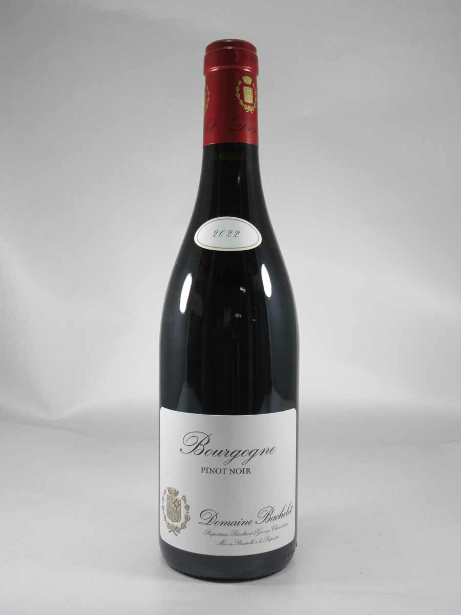 商品説明ジュヴレ・シャンベルタンの2区画プレソニエとグラン・シャンのブドウが使われるブルゴーニュ・ルージュ。両クリマとも一部は村名ジュヴレとして認められており、ブルゴーニュというよりもジュヴレ・シャンベルタン並みの力強さ、充実度を得ている。...