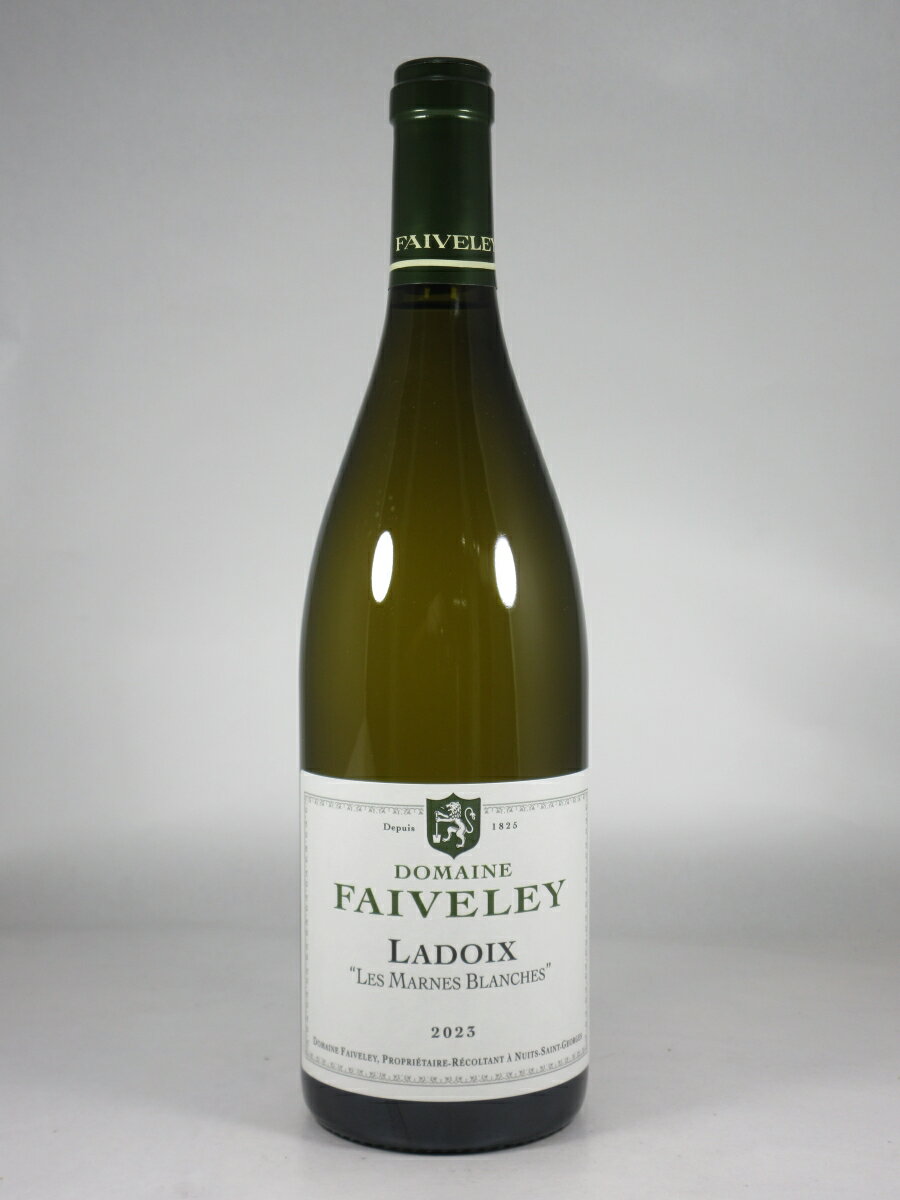 商品説明グリーンを帯びた輝きのある淡い黄色。フレッシュで花のアロマとブリオッシュをほのかに感じる。味わいはリッチで力強く、トーストの香りの中に心地よいフレッシュさがある。生き生きとしたまっすぐなワインで、素晴らしいテンションも兼ね備える。商...