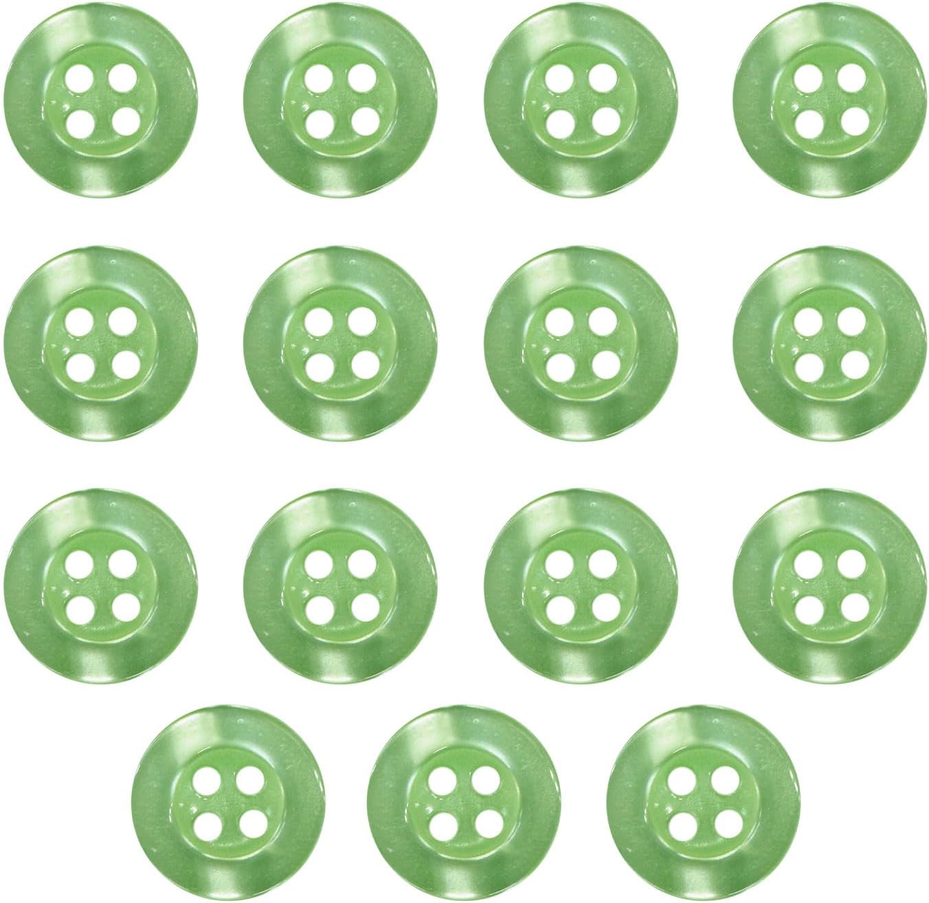 ●【サイズ】直径約11.5mm　【数量】15個入り●【ボタンの形】四つ穴ボタン　【材質】樹脂●【カラー】グリーン●【特徴】ツヤ感のあるカラーボタンです。●【用途】シャツ・ブラウス用におすすめのボタンです。■きらきらぷんぷん丸の四つ穴ボタンと...