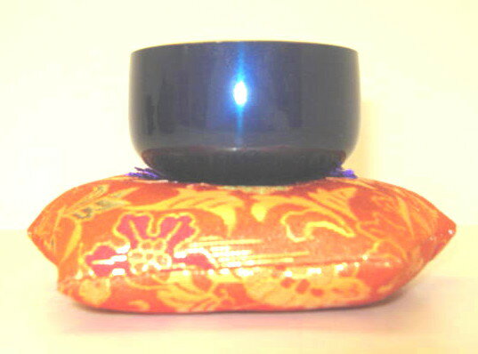 高く澄んだ音色のリンです。 音を動画でお聞き下さい。 ■サイズ：直径 約62mm×高さ 約36mm ※りん布団は別売りです。