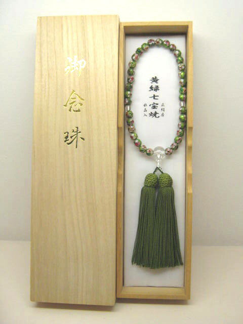 七宝焼とは工芸技法のひとつで、 金、銀、銅などの金属製の下地の上に釉薬 （ゆうやく：鉱物質の微粉末を水とフノリで ペースト状にしたもの） を乗せたものを高温で焼成することによって、 融けた釉薬によるガラス様あるいはエナメル様の 美しい彩色を...