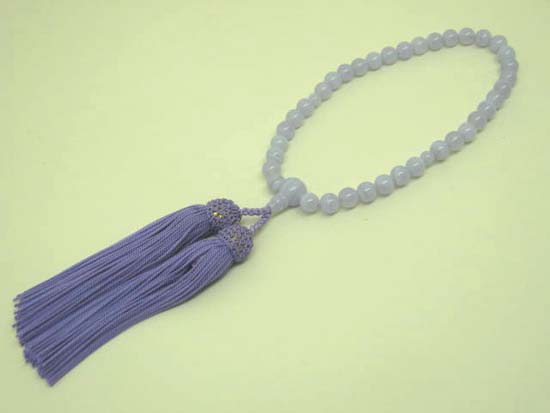 淡いブルーは上品な色合い。 人との結びつきを象徴する石、 カルセドニーで作られた数珠です。 ■サイズ：約5mm玉、長さ約225mm(房含む) ※表記サイズや玉の大きさ等は、若干誤差がある場合があります。ご了承ください。