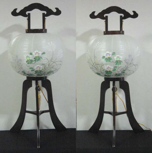 純和風の図柄を配した伝統的な盆提灯です。 一対セットなので、お買い得です。 ●サイズ/直径400mm×高さ870mm ●照 明/水雷球110V40W