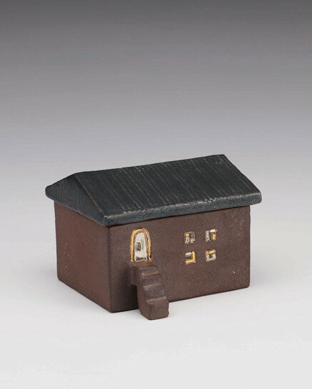 あたたかみのある陶器製のミニコアボトル。 故人への想いを込めやすいカタチを揃えました。 ■サイズ：W70×D65×H50（mm） ■材質：陶器 ■付属品：フェルト ※手作りの為、一品一品の形、色味が異なります。 ※在庫状況により発送に数日か...