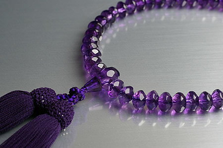 卓越した技能を持った熟練房師が、 天然石・糸を確かな目で選び抜き、 入念に仕立て上げた最高級の天然石数珠です。 勿論、石の磨き、製作も勿論、 日本で製作しておりますので、量産できません。 略式数珠ですので、宗派を問わずお使い頂けます。 ■サ...