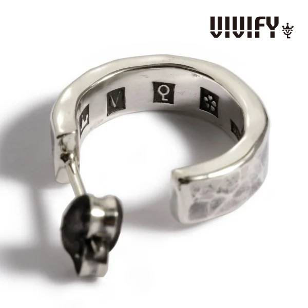 商品情報商品情報表面は一点一点ハンマーで打ち込まれ、緩やかな揺らぎを表したハンマードのフープ状ピアスです。ハンマー跡の凹面のみ燻し仕上げを残し、凹面以外を鏡面に仕上げることで波紋の様な陰影とアンティーク感が表出。無骨さと上品さのコントラスト...