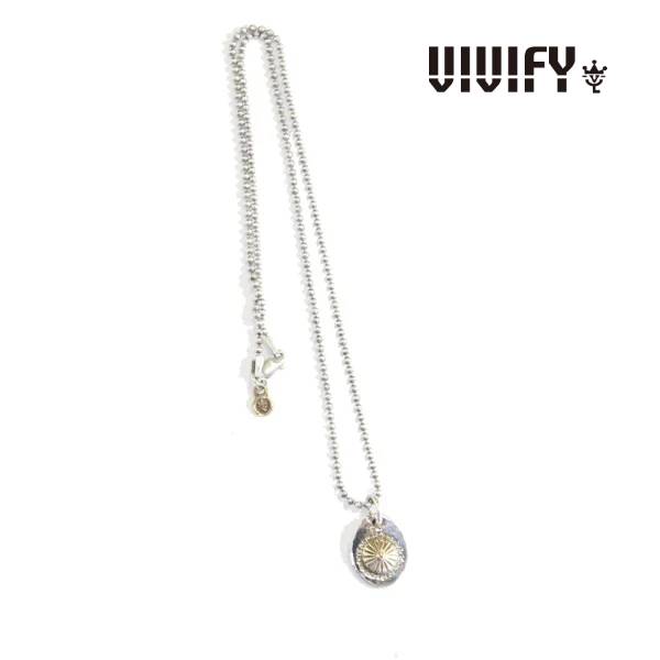 商品情報商品情報フラワーモチーフのペンダントトップです。銀塊をローラープレス機で引き延ばしたプレートにメス型刻印で立体成型したk10ゴールド製フラワープレートを配置し、フラワーの周りは1つ1つミルタガネを手作業で打って飾りたてる、地金から製...