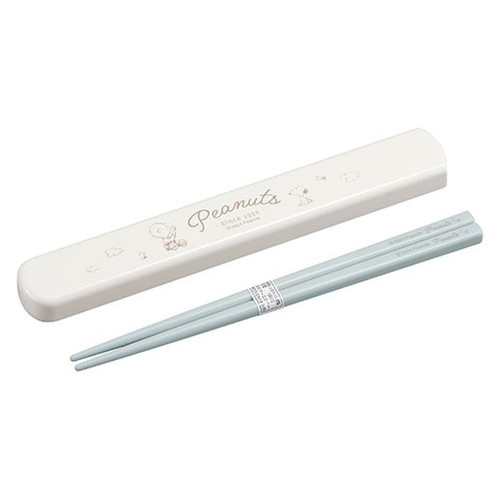 商品名 PEANUT 引フタ箸箱セット 内容量 1セット 商品説明 ●人気キャラクター・スヌーピーの可愛いランチシリーズです。●開閉しやすいスライド式ケースです。●シリコーンパーツ付で持ち運ぶ時にカチャカチャ音がなりません。●19.5cmの...