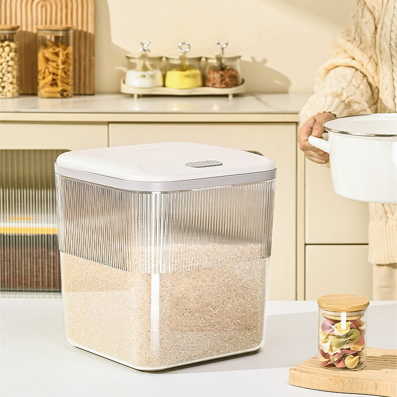 この商品について ふたは計量カップになっていて、目盛り付きで便利 密閉パッキン付で、お米を密閉して湿気から守り鮮度を保つ 【密封保存容器・用途が広く】 キッチンや冷蔵庫の中をスッキリ整理してくれるだけではなく、湿気や乾燥から食材を守ってくれ...