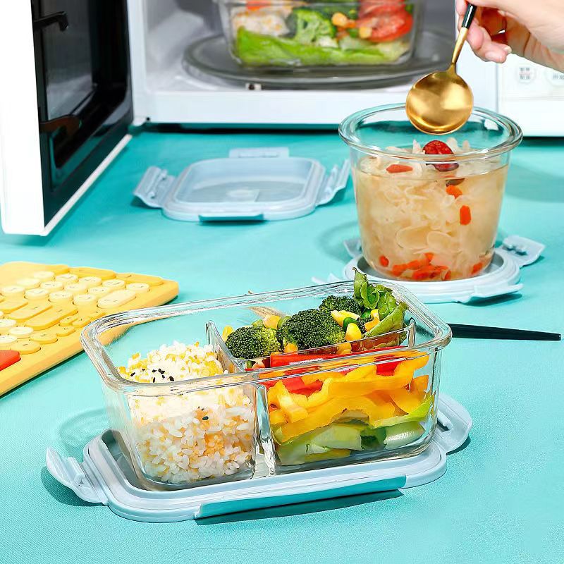 この商品について 電子レンジ対応の耐熱容器（保存容器、耐熱ガラス容器）が登場。油汚れも落ちやすく、臭いも付きにくいので使い勝手抜群で。完全密閉で汁物もこばれないから、弁当箱としてもお使い頂けます。ガラス部分は耐熱温度が400度なのでオーブン...
