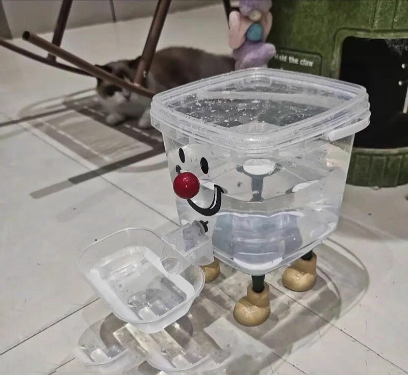 【カラー】：レッド、イエロー 【サイズ】：5L、3L 【商品説明】：いつでも新鮮な水を、たっぷりと。この「ペット自動給水器」は、電気プラグを必要としないシンプルで確実な給水システムです。 【注意】: 照明やディスプレイ効果により、色にわずか...