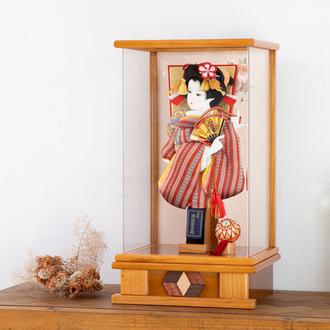 詳細 豪華な正絹(100％SILK)の博多織を着せた羽子板です。黒田藩が江戸幕府に献上した最も由緒正しい献上柄を使用しました。 松屋限定製作のため数量限定の希少価値の高い、逸品です。 アクリルを使用したケースはすっきりと羽子板を際立てます。...