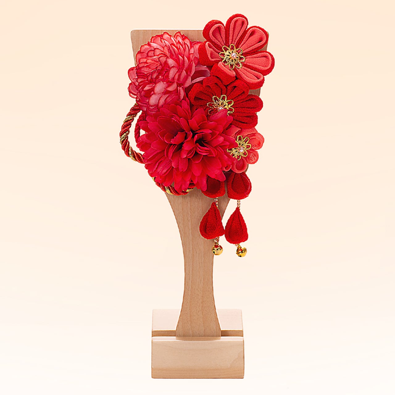 詳細 ◇取り外し可能な【髪飾り】を使った羽子板飾りです。 ◇髪留めの金具は【パッチン留めタイプ】です。 ◇髪飾りは一点一点職人が手作りで制作しております。そのため、花の形状や、ディテール、位置やバランスなどについては、個体差が生じます。あら...