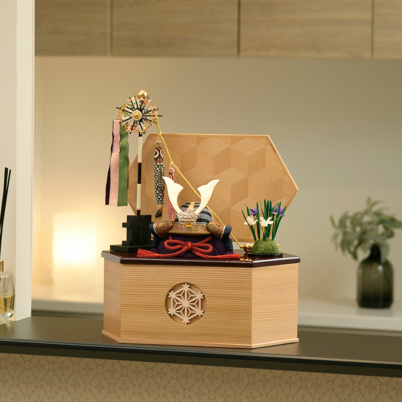 《兜：江戸木目込人形（柿沼人形）》 木目込とは、衣裳のひだや布切れの境となる部分に細い溝を彫り込み、そこに布を「きめこむ」ことからそう呼ばれております。その発祥は、約270年前の元文年間（1736～41）に京都で生まれた木目込人形で、その人...