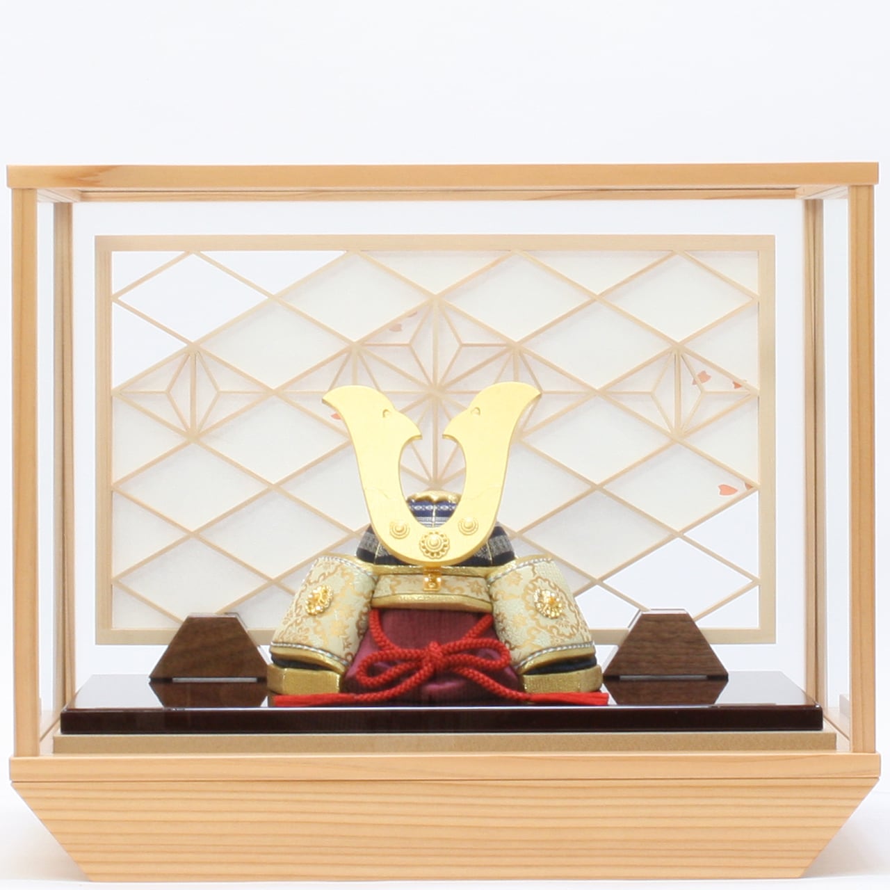 詳細 ※松屋でしか買えない限定商品です。 伝統工芸士柿沼東光とプロダクトデザイナー大沼敦とのコラボレーションにより実現いたしました。木目込み兜飾りには、日本の美しい伝統工芸が散りばめられています。正絹博多織、江戸木目込、金沢箔、鹿沼組子、寄...