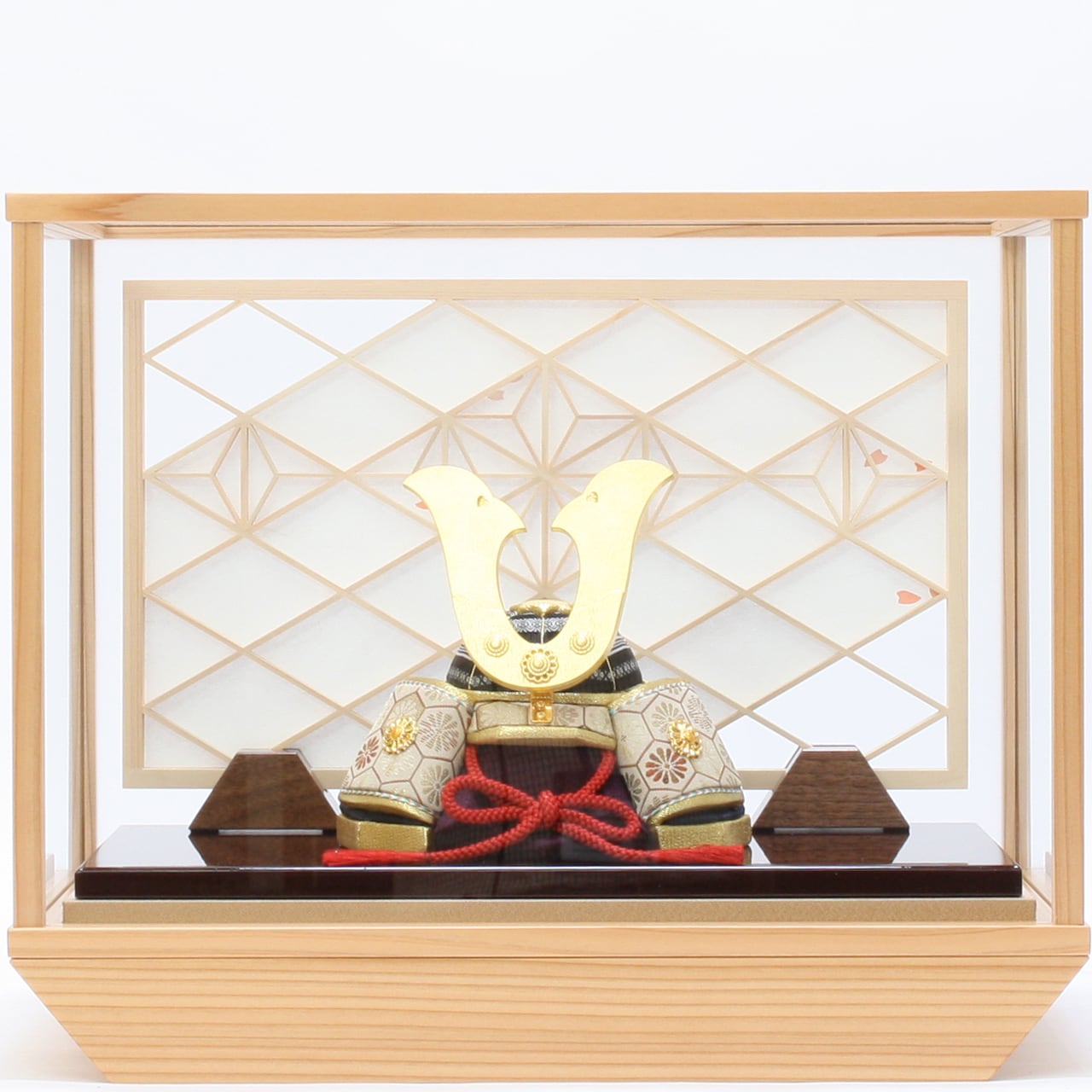 詳細 ※松屋でしか買えない限定商品です。 伝統工芸士柿沼東光とプロダクトデザイナー大沼敦とのコラボレーションにより実現いたしました。木目込み兜飾りには、日本の美しい伝統工芸が散りばめられています。正絹博多織、江戸木目込、金沢箔、鹿沼組子、寄...