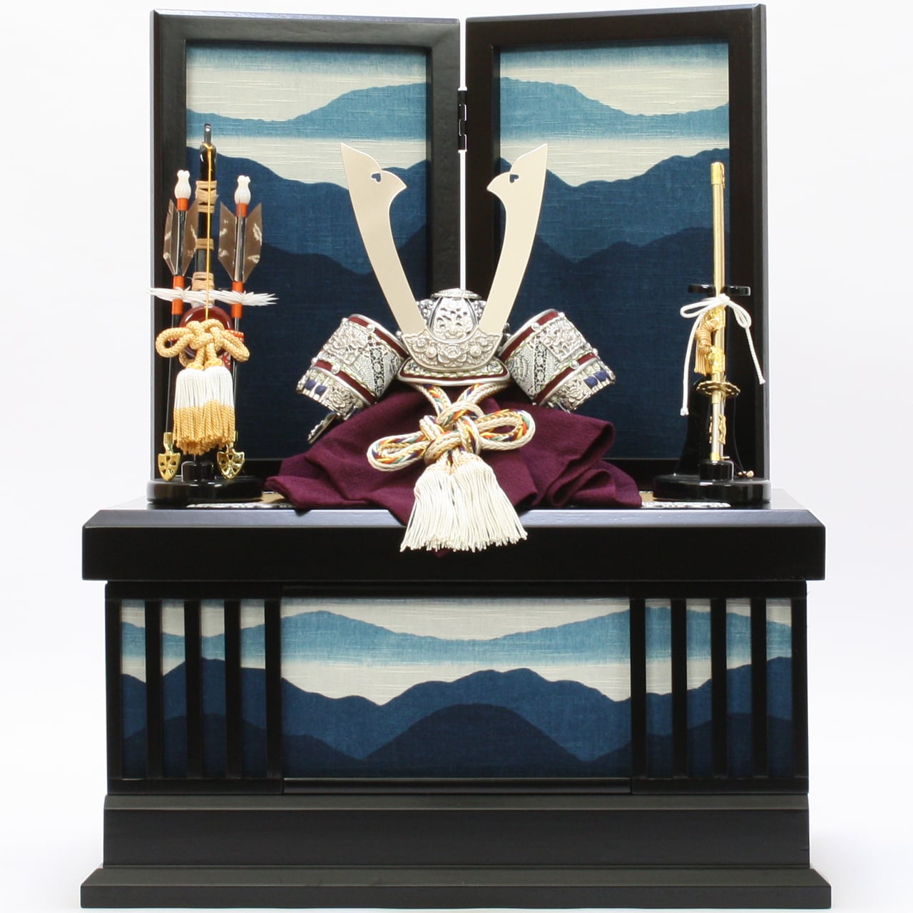 詳細 兜の鉢はプレスして型抜きしたものではなく、数十枚の金属板を加工し、手作業で鋲打ち留めをし、鉢を形成する矧ぎあわせ鉢にしました。鉢裏には本革を当て仕上げる加工をしております。威しに使用した小札（糸を通す板）はプラチナ箔を一枚一枚丁寧に押...