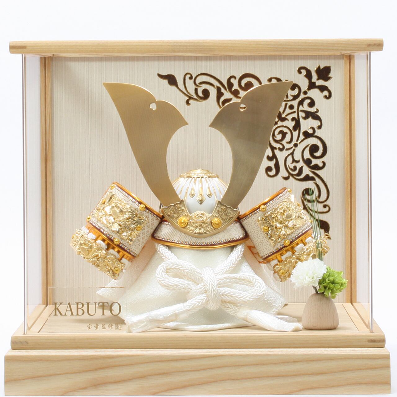 詳細 五月人形のケース飾りとは、鎧や兜などがガラスやアクリルのケースに取り付けられた五月人形飾りです。中身が全て固定されていますのでダンボール箱からケースを取り出すだけで簡単に飾れます。 ●お手入れが簡単 鎧や兜に直接ホコリが付くことはない...