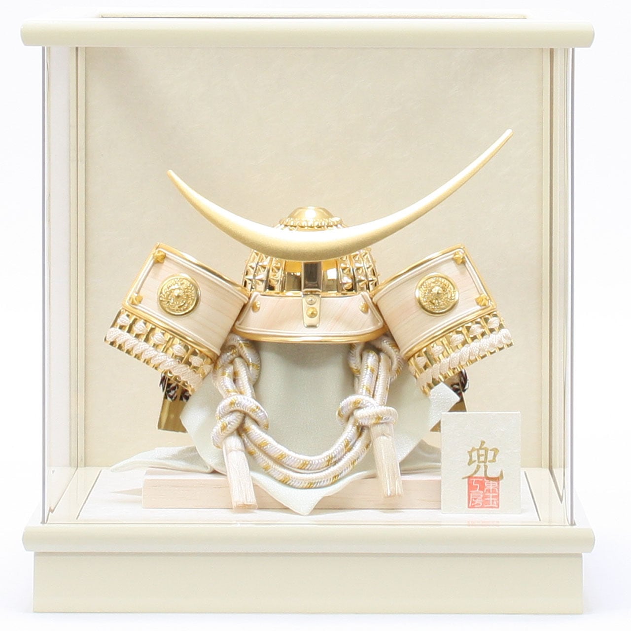 詳細 五月人形のケース飾りとは、鎧や兜などがガラスやアクリルのケースに取り付けられた五月人形飾りです。中身が全て固定されていますのでダンボール箱からケースを取り出すだけで簡単に飾れます。 ●お手入れが簡単 鎧や兜に直接ホコリが付くことはない...