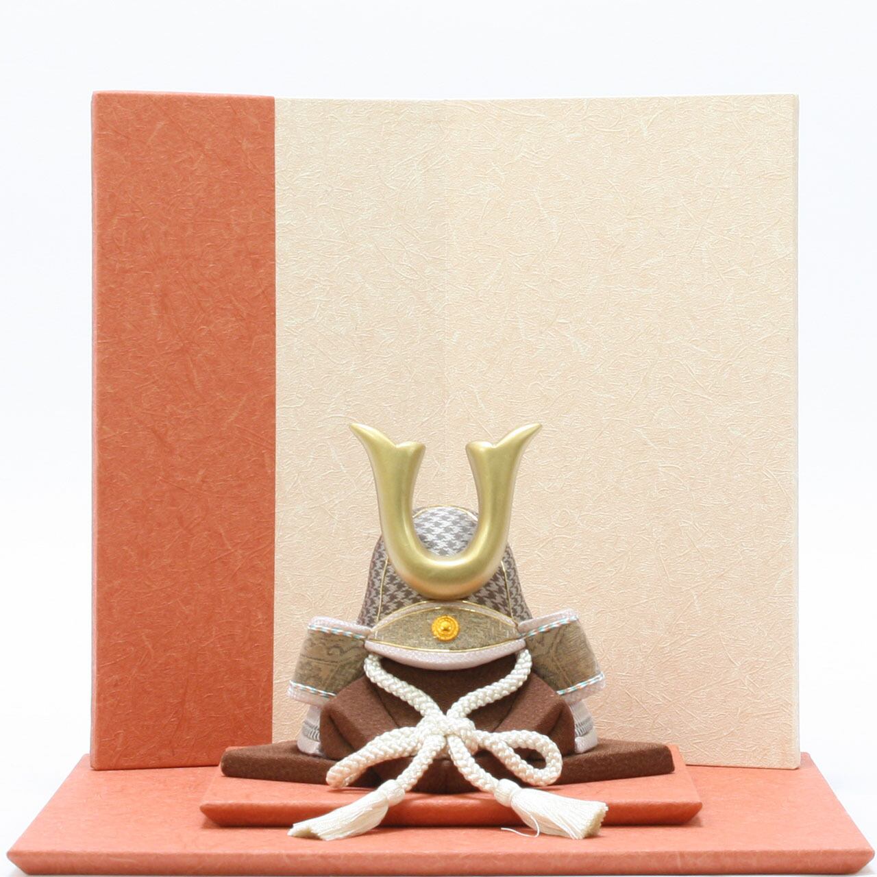 詳細 お人形は経済産業大臣 認定の木目込み人形伝統工芸士の柿沼東光作です。博多織正絹（SILK100％）を使用しています。市松の柄となっております。 SIZE　間口30×奥行30×高さ28 【付属品】　五月人形の飾り方冊子・お手入れセット（...