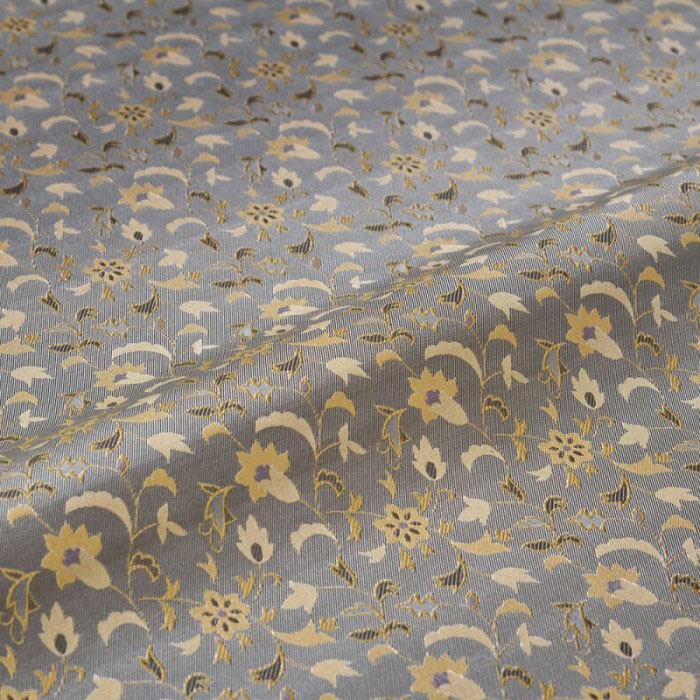 花唐草（グレー） 西陣織 正絹化繊混紡（巾30cm） 商品説明 可愛らしい花唐草のデザインです。植物の蔓や茎を表した唐草文様は、蔓の生命力が延命長寿を想起させるとされ、縁起の良い文様です。花と組み合わせた花唐草は、上品な華やかさで人気です。...