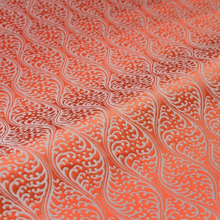 波立湧 有職文様（赤） 西陣織 正絹（巾30cm） 商品説明 立湧の中に水しぶきの上がった波濤を配した、波立湧の文様です。 立湧は、蒸気が湧いて立ち昇ってゆく様を二本の曲線で表現した文様です。公家の装束や調度などに用いられた有職文様の一つで...