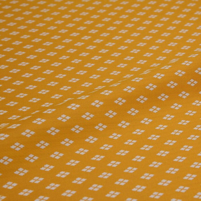大菱（黄） 西陣織 錦裂 正絹（巾30cm） 商品説明 山吹色のような黄色の地に、白い武田菱（四つ割り菱）が配されています。温かみのある色味とシンプルな柄が特徴。 菱文様は古くから日本で親しまれ、季節問わず用いることができます。 正絹（シル...