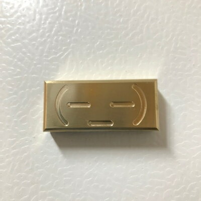 真鍮製顔文字(-_-)マグネット 1ヶ　マグネット 磁石　冷蔵庫　写真　貼れます　日本製　ビレット　真鍮製 真鍮製マグネットです。(-_-)タイプ　磁石なのでどこにでも貼れます。 真鍮製顔文字マグネットです。(-_-)タイプ 真鍮製顔文字マ...