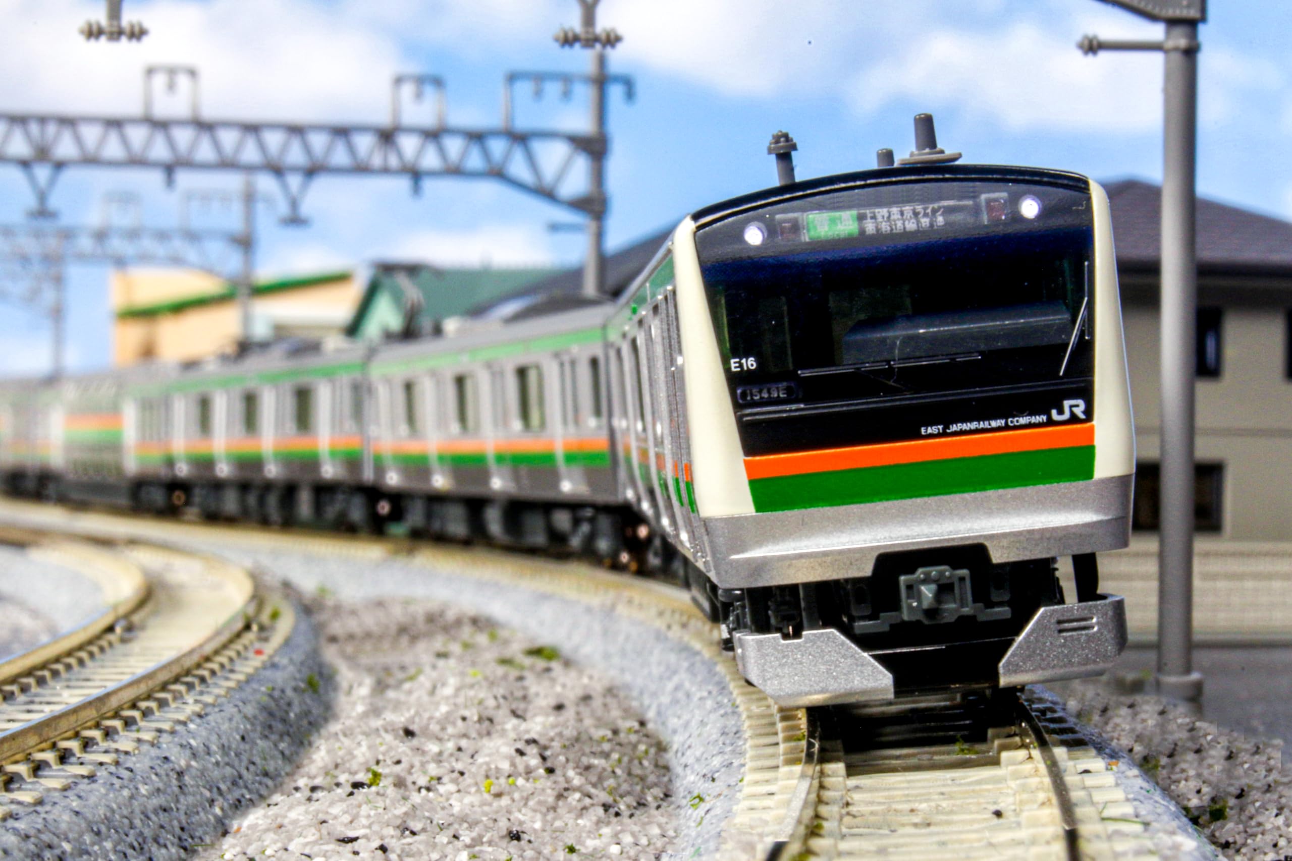・KATOの完成品Nゲージ車両、E233系3000番台 東海道線・上野東京ライン 付属編成セット (5両)です。・10号車・11号車の先頭部連結カプラーをKATOカプラー密連形 (フックなし)＋電連に変更のほか、動力にスロットレスモーターを...