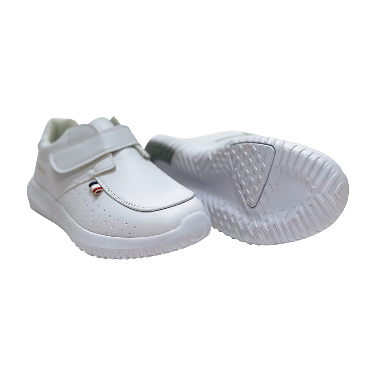 安定性と軽量感、優れた衝撃吸収力を追及したナースシューズ。踵のラバーグリップが滑りを防止し、厚みのあるフロート状のソールが歩行時の衝撃を分散し、足、腰、膝の疲労軽減につなげます。アッパー部分にブランドを象徴するトリコロールテープ。サイドはパ...