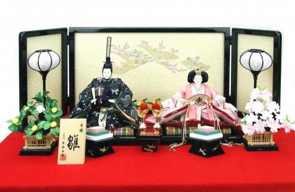平安玉翁作　親王飾り　西陣織束帯雛 間口80m　奥行き35cm　高さ33cm 展示品です。京十番京西陣織衣装で仕立て上げた逸品です。お殿様は黒地衣裳にハート柄、お姫様は薄ピンク衣装にハート柄の西陣織衣装です。ワンランク上の仕立てた逸品です。...