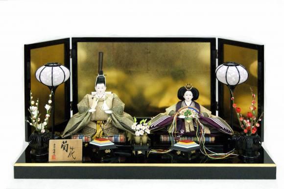 雛人形　平安優香作　菊花雛　親王飾りセット 間口70cm　奥行き35cm　高さ34cm 平安優香作　菊花雛　親王飾り 二代目優香は初代 平安優香に師事し、伝統的な雛人形の製作技法を守りながらも、独自の作風を表現しています。 女性作家ならでは...