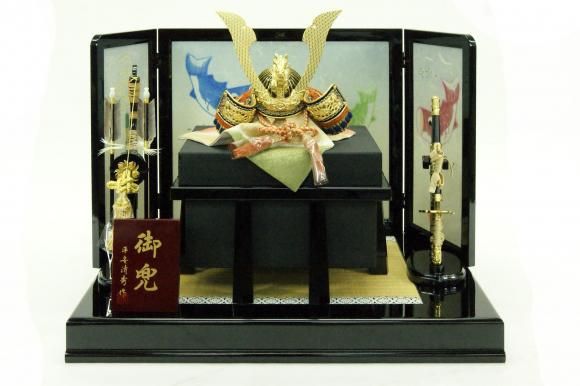 展示品激安大特価 平安清秀作コンパクト兜飾り 間口60cm　奥行き40cm　高さ45cm 展示品です。 12号朱糸縅兜飾り。金小札に朱糸縅で仕立て上げております。おびょう風は手漉き和紙に鯉柄です。コンパクトながらも綺麗な飾りです。大変お値打...