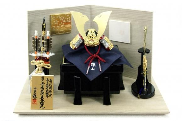 鈴甲子雄山作　1/6スケール竹雀之兜飾り 鈴甲子雄山（すずきね ゆうざん） 四代続く名門甲冑工房。綿密な時代考証により制作された鎧・兜はお節句のみならず戦国武将ファンからも支持を受けています。全国節句人形コンクールで内閣総理大臣特別賞を受賞...