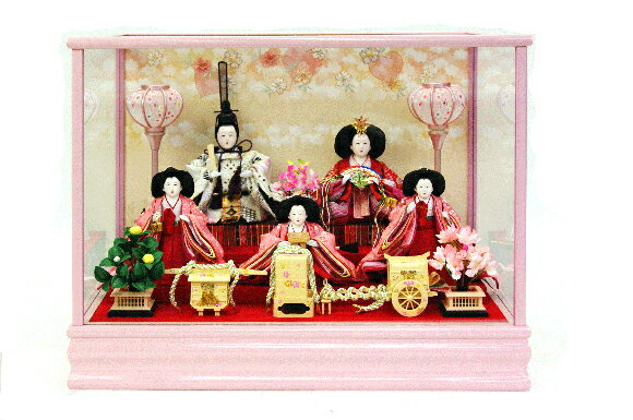 ケース入り五人飾り 間口53cm　奥行き38cm　高さ40cm 衣装は西陣織でお殿様は古典柄、お姫様は薄ピンク地で仕立て上げ三人官女はピンクの衣装の梅柄で仕上げたコンパクトなお飾りです。ケース可愛いピンク色に仕上げた逸品です。 お顔 本頭（...