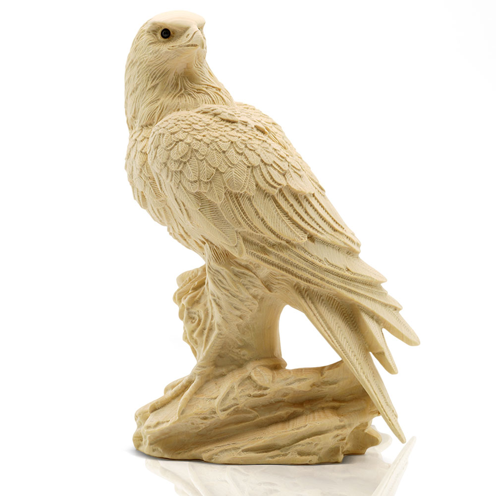 【黄楊×一木彫り】 黄楊（つげ）を用いた一木彫りの彫刻作品。木の質感を活かした造形で、木彫り置物・オブジェとして存在感を演出します。インテリアに自然素材の温かみを加えたい方、木製インテリアがお好きな方に。 【風水・縁起】 鷹モチーフは、風水...