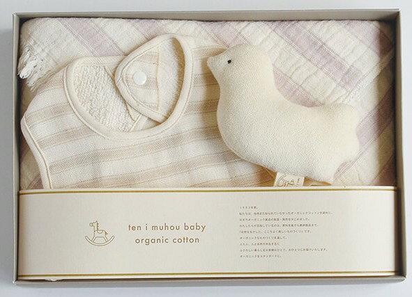 ＊ベビー　スラブガーゼ　バスタオル&スタイ　とりセット A ■やわらかなスラブガーゼに、やさしい音色のがらがらをセットしました。洗うほどにやわらかな肌ざわりで人気のスラブガーゼタオルとスタイに ほしのがらがらを添えた、プレゼントにぴったりの...