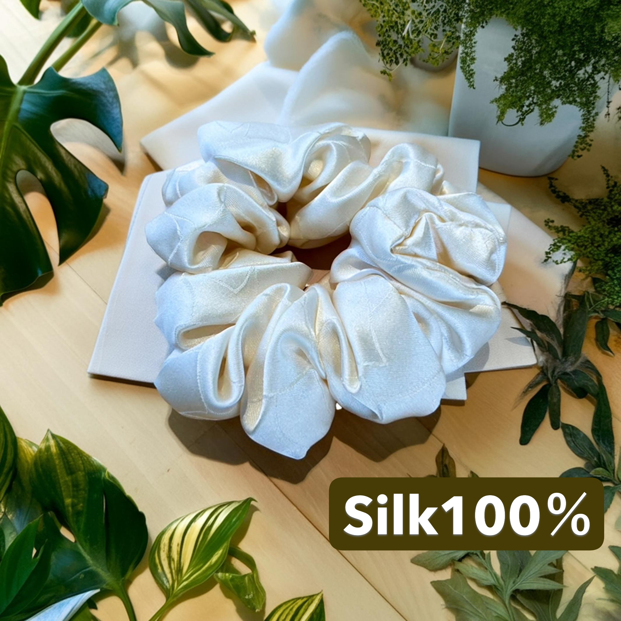 草木染めできる、シルク100％のサテンシュシュ♪ お好きな色に染められる、世界でたった一つのシュシュが作成できます。 おしゃれな生成り色なのでもちろん染めずにそのままでもご使用していただけます。 柄はおまかせなので届いてからのお楽しみ♪ シ...