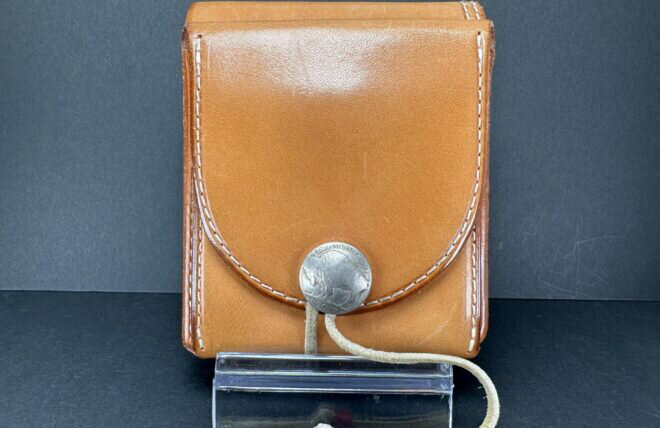 ※当店にて革製品とコンチョをお買い上げ頂いた場合、無料にてお取り付けさせて頂きます。 （アポロコンチョを革製品に打たれたい場合は別途ご相談ください。） ご購入の際、備考欄にその旨ご記載ください。 ※カスタムした際に元々付いていた5セントコン...