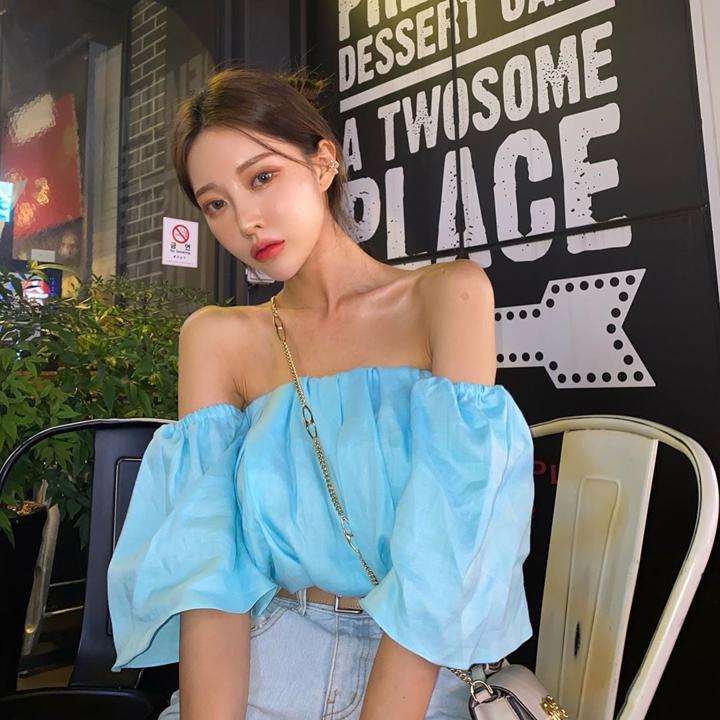 スカイブルーオフショルダートップス鮮やかなスカイブルーが夏にピッタリのオフショルダートップスバスト部分は伸縮性があるので半袖として着ることもできます＾＾長さがある程度あるので、INでもOUTでも可愛いですよ♡【カラー】スカイブ...