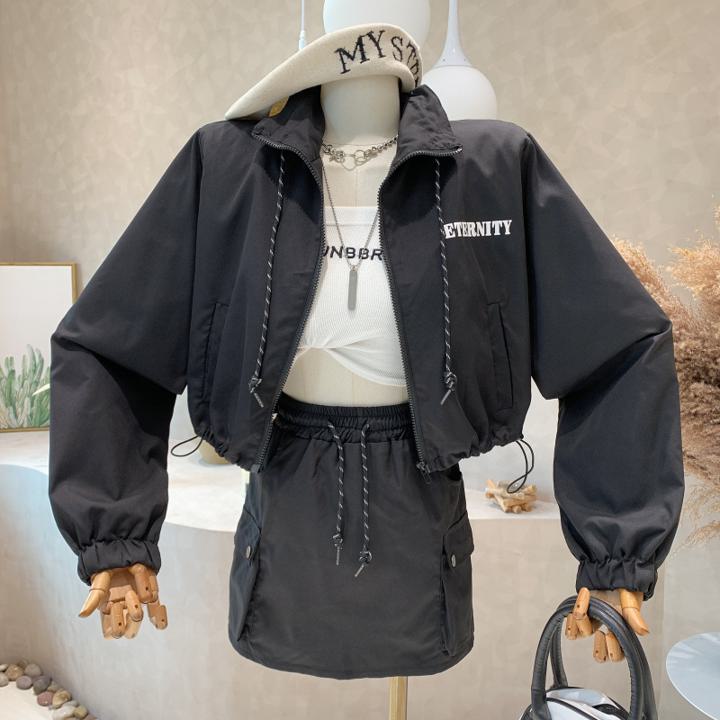 【セットアップ】長袖ジャケット＋ミニスカートカジュアルストリートっぽさがオシャレなset up上下とも絞り付きなのでスタイルアップ効果もございます＾＾ちょこっとお出掛けやジムウェアにオススメです♪【カラー】ブラック【トップス】袖丈64cm　...