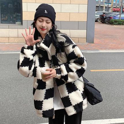 チェッカーボード柄 フリースジャケットトレンドのチェッカーボード柄がとっても可愛いフリースジャケット他と被らずオシャレさん必見item♡パンチの効いたデザインがお好きな方にピッタリの1枚です＾＾【サイズ】M：肩幅52　バスト1...