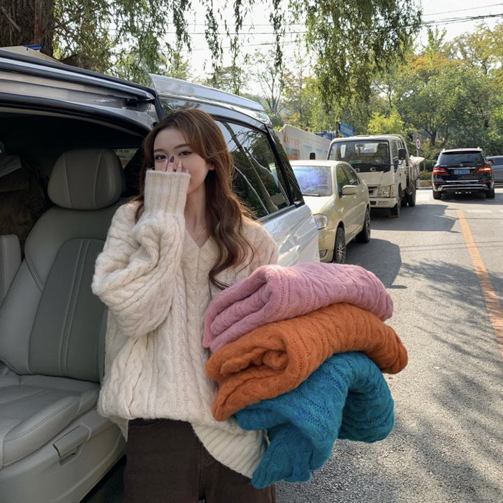 Vネック ツイストニットセーター人気のプルオーバーニットセーター深めのVネックにざっくりとしたサイズ感が可愛いです＾＾♡ハイネックのトップスをインナーに入れてもオシャレ♪【カラー】アプリコット、ブルー、ピンク、オレンジ【サイズ...