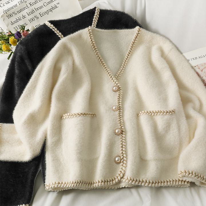 Vネックカーディガンジャケット肌触りの良いフェイクファーを使用したカーディガンジャケット縁取りとパールボタンでエレガントさUP♪手触りが滑らかで軽くて保温性抜群です。インナーやボトムスを選ばない程よい丈と、厚手のニットも重ねられるゆったりと...