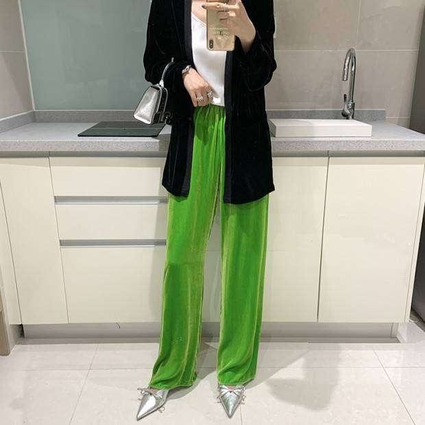 ベルベットストレートパンツ今期トレンドのグリーンが映えるカジュアルパンツベルベット生地で肌触り抜群♡♡♡合わせ方によって、お仕事コーデにもお使い頂けます♪ウエストゴムで楽チンです＾＾【サイズ】ウエス...