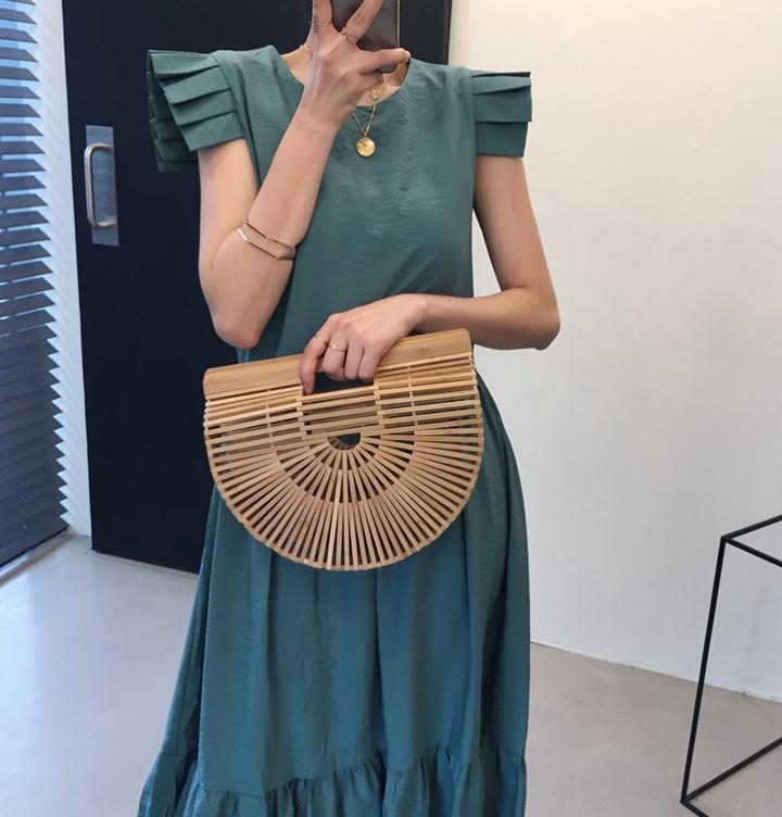 プリーツワンピースプリーツ袖が目をひくフェミニンなワンピース裾フリルがスカートに動きを出してくれます♪フェミニンさの中に大人綺麗なデザインが魅力的な1枚です＾＾普段使いはもちろんデートやお出かけにもおすすめ♡【カラー】グリーン...
