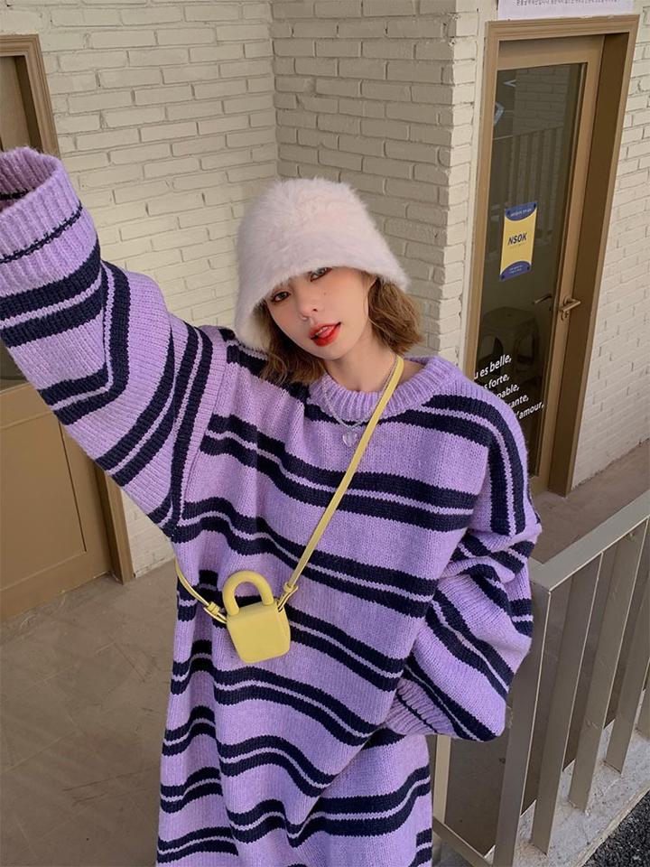 ストライプロングセーターワンピースゆったりしたサイズ感が可愛いストライプロングセーターワンピース1枚でも可愛いですし、レイヤードコーデも可愛いです＾＾♡【カラー】パープル、ネイビー【サイズ】着丈:110 バスト:140 肩幅:...