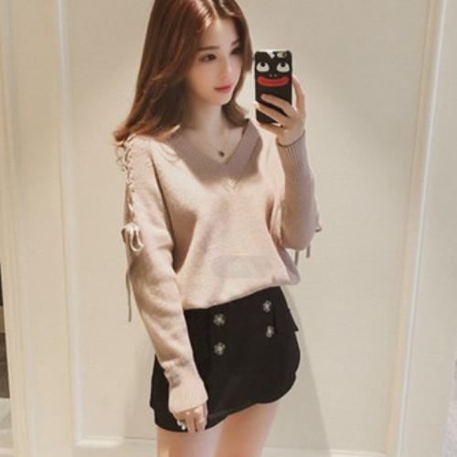 袖のレースアップはセクシーさのある可愛いトップスです。デートや女子会にぜひ着てお出かけして下さいね♪【サイズ】画像参照　ワンサイズ【カラー】ベージュ、レッド、ブラウン、ブルー注：手動測定にて、2〜4 cmの誤差が生じる場合がございます。撮影...