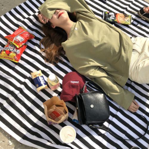 オフショルダーのセクシーなトップスです。ラフ感のあるデザインはオススメです。【サイズ】着丈56cm バスト132cm 肩幅81cm 袖丈43cm【カラー】ブラウン、ベージュ、グリーン注：手動測定にて、2〜4 cmの誤差が生じる場合がございま...