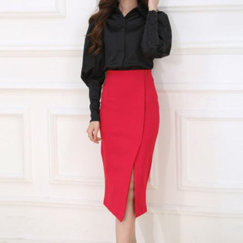 スリットの入ったタイトスカートです♪オフィスカジュアルにも使えるデザイン♪【サイズ】S,M,L,XL,2XL　画像の通り【カラー】ブラック、レッド注：手動測定にて、2〜4 cmの誤差が生じる場合がございます。撮影ライトとモニターの関係で、写...
